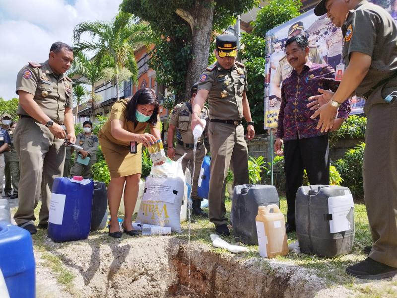 Satpol PP Bali Musnahkan 480 Liter Arak Gula Pasir | Bali Tribune